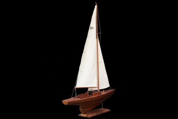 Maquette en bois du Requin (1930) | Monotype de 9,60 m